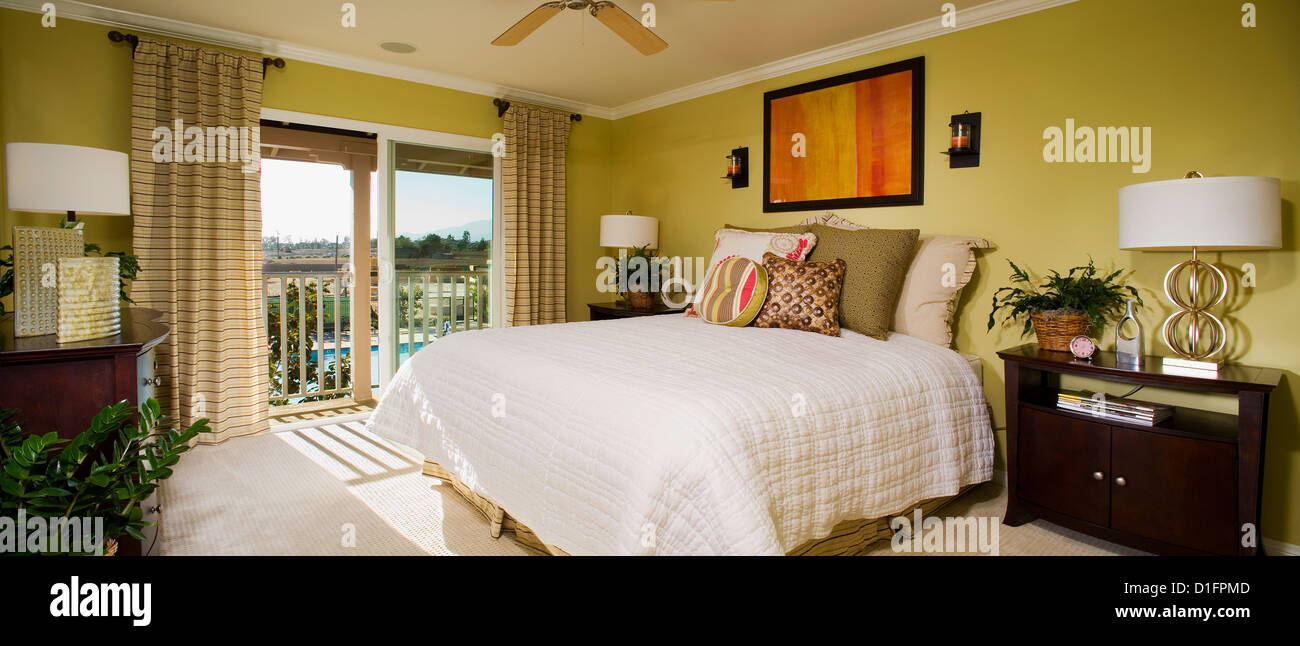 Sliding doors night hi-res stock photography and images - Alamy