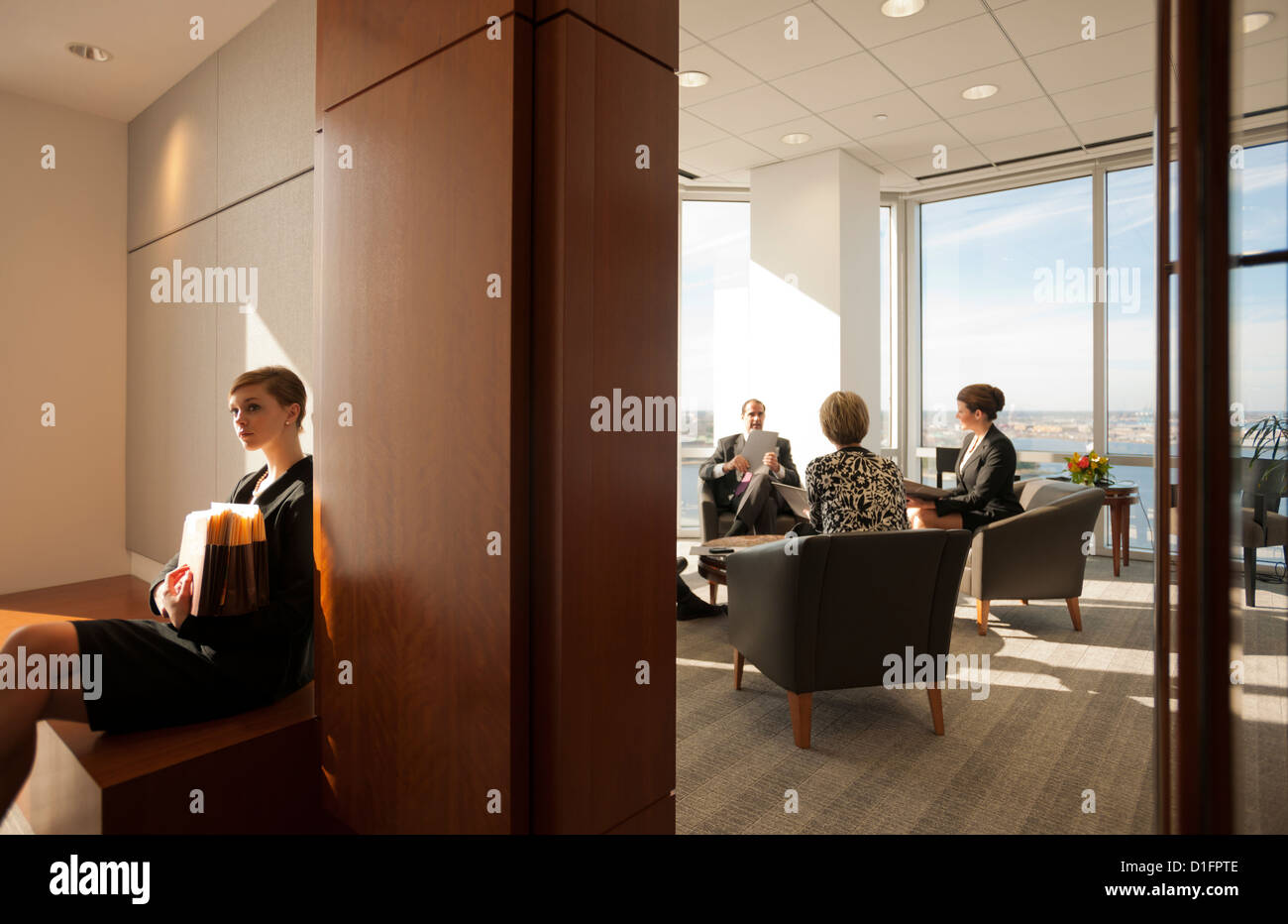 People waiting outside office hi-res stock photography and images - Alamy