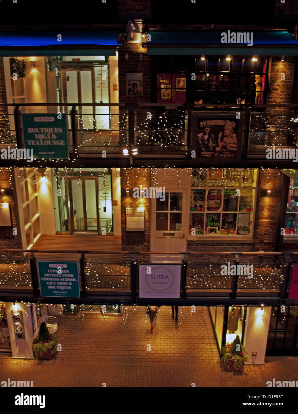 A shopping mall courtyard hi-res stock photography and images - Alamy