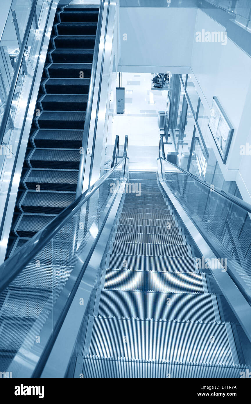 Glass elevators in shopping mall hi-res stock photography and images ...