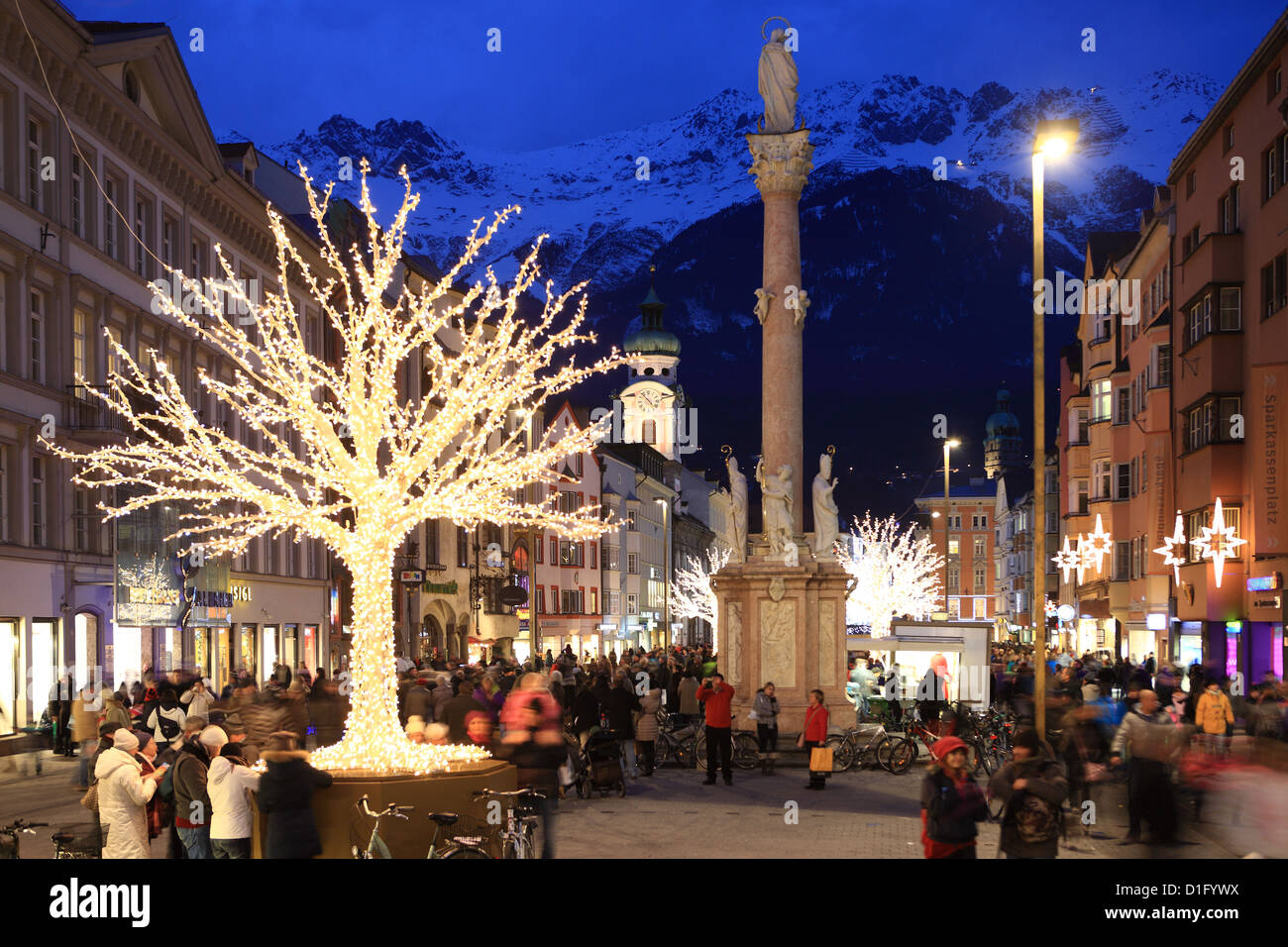 Christmas tree and tourists hi-res stock photography and images - Alamy