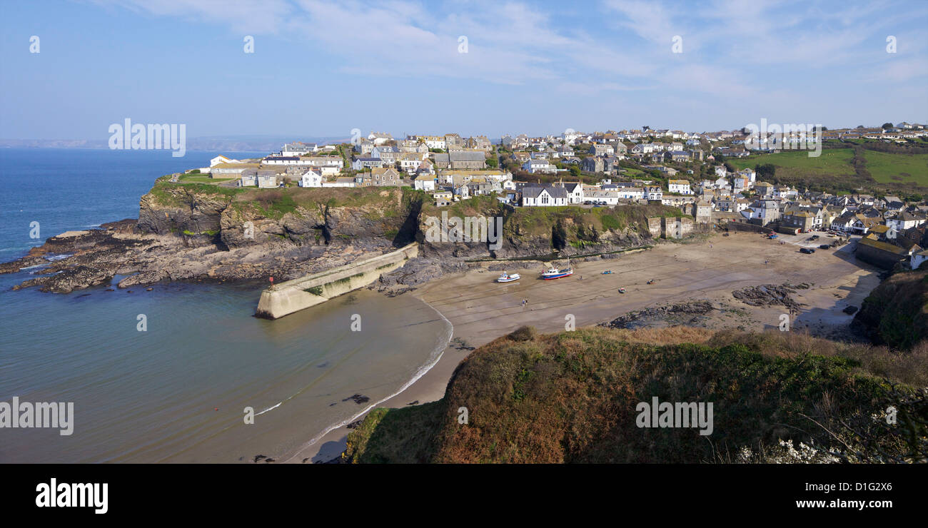 Panoramic photo of old harbour in Port Isaac in spring sunshine ...