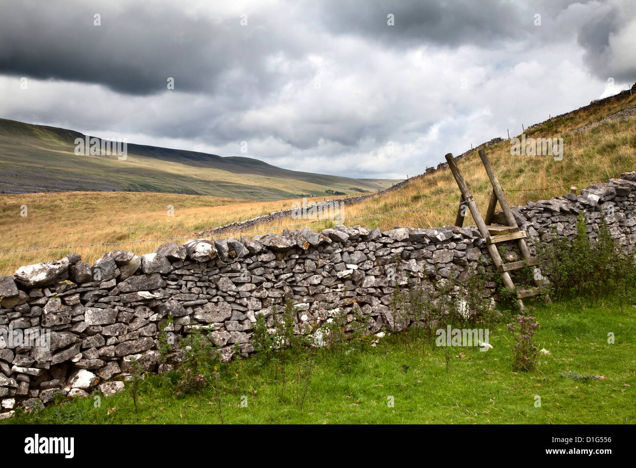 Dry stone wall hi-res stock photography and images - Alamy