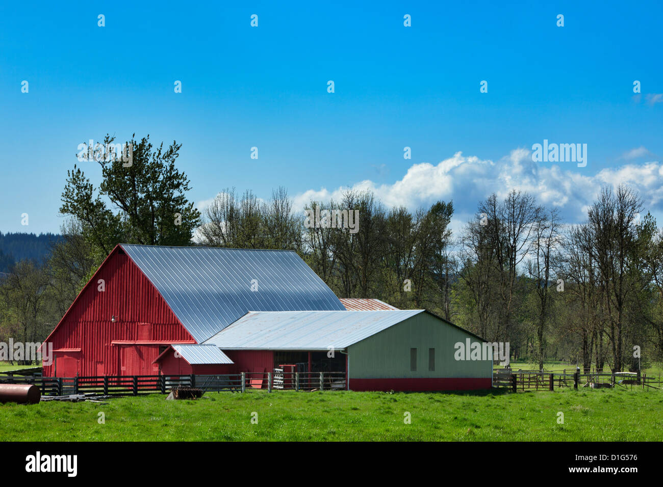 American red barn hi-res stock photography and images - Alamy