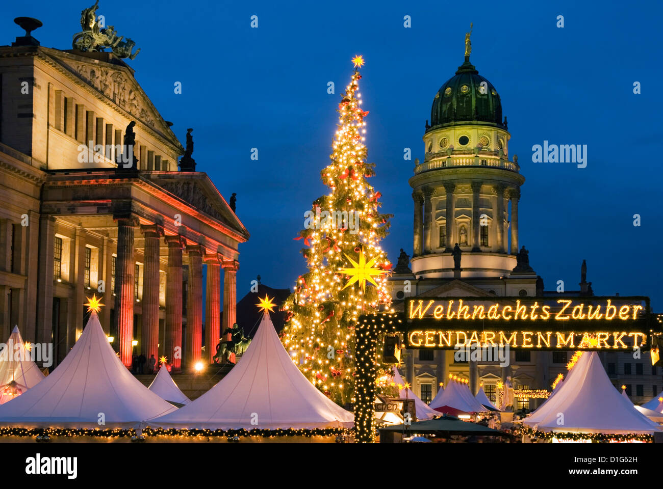 Christmas market outside the Opera House, Gendarmenmarkt, Berlin ...
