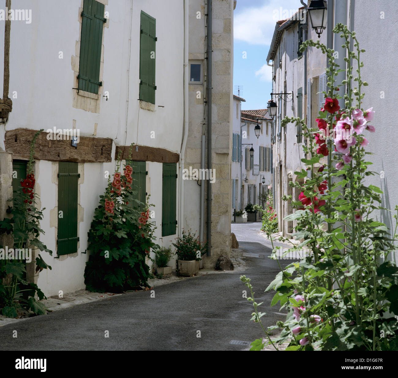 Typical french street scene hi-res stock photography and images - Alamy