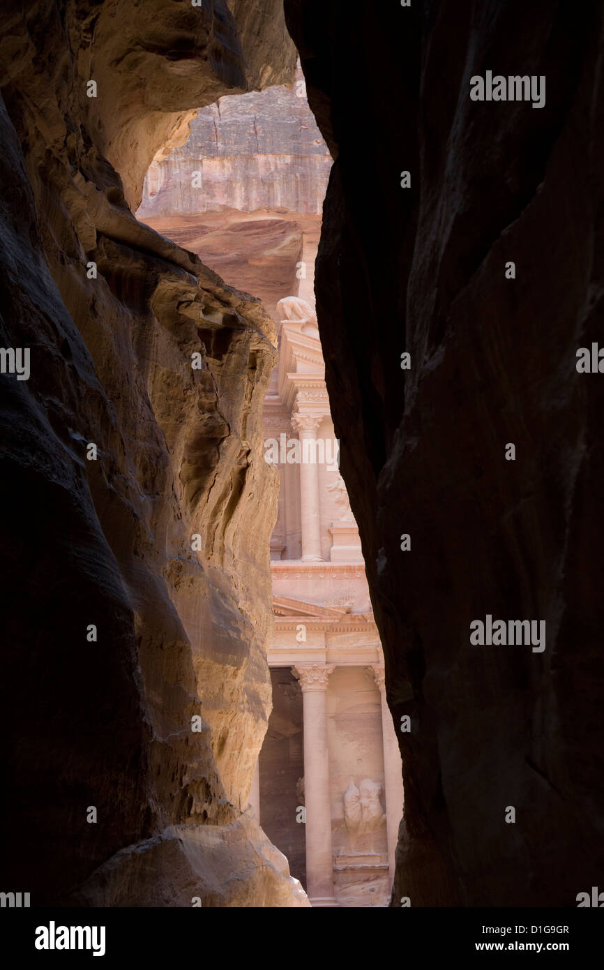Looking towards the Treasury (Al Khaznah) from the Siq, Petra, Jordan ...