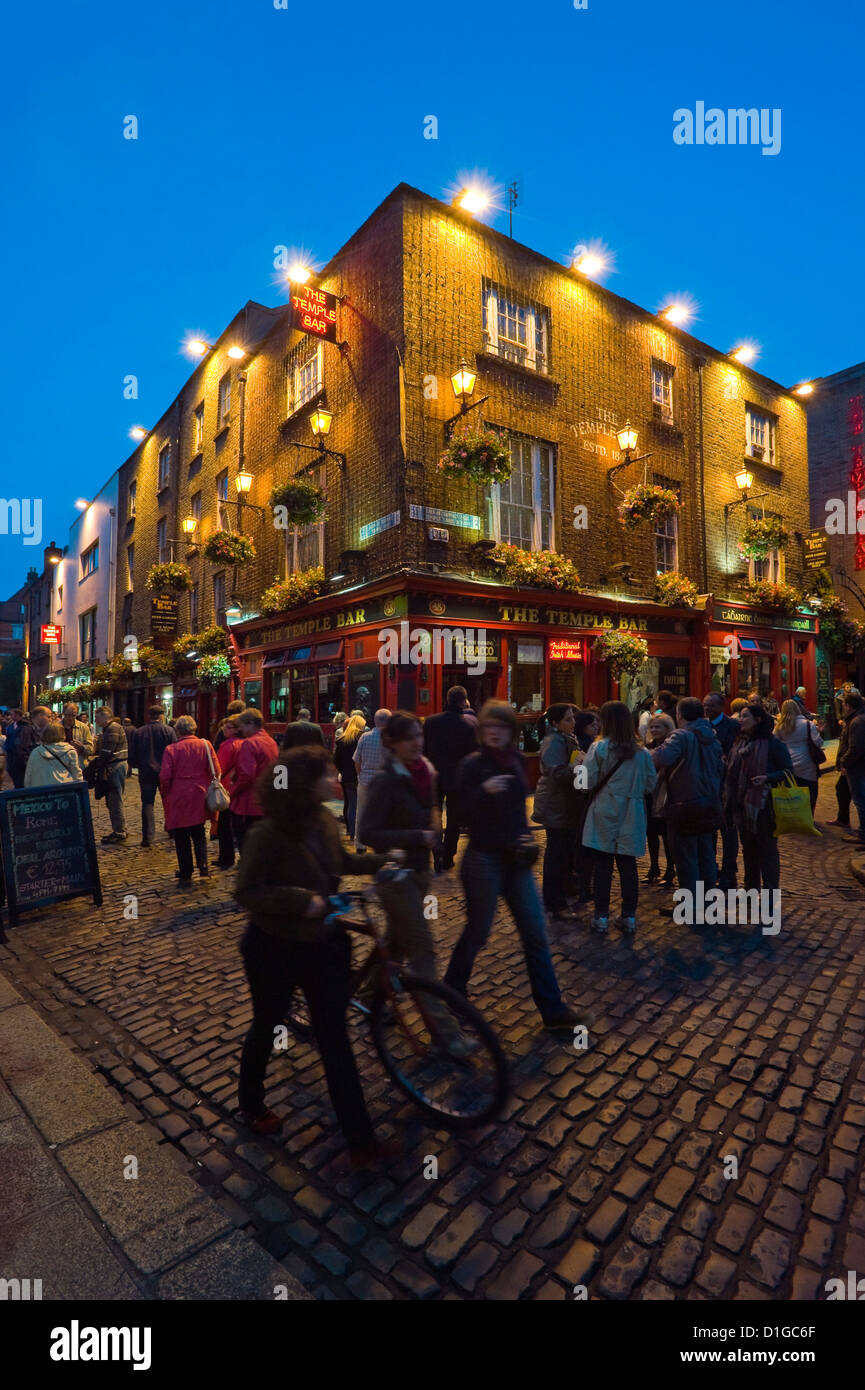 Vertical view of the Temple Bar pub in the Temple Bar or Barra an ...