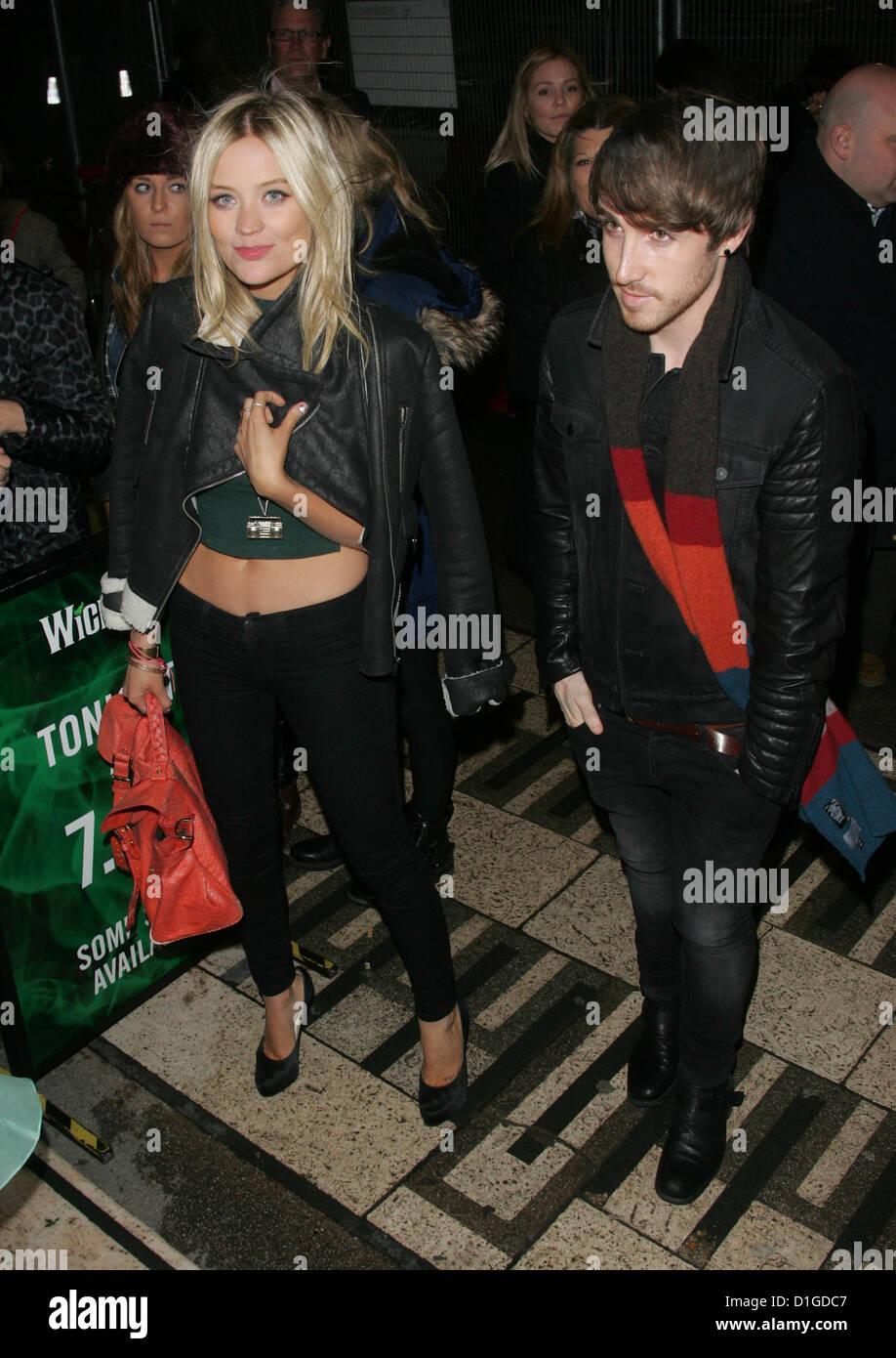 Arrives victoria apollo theatre hi-res stock photography and images - Alamy