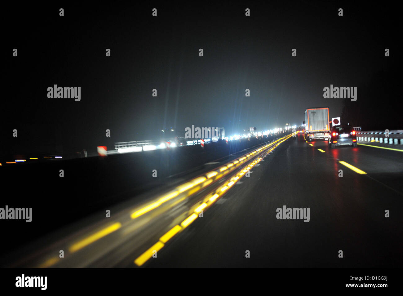 Cars are driving at night on the german Autobahn. Photo: Frank May ...