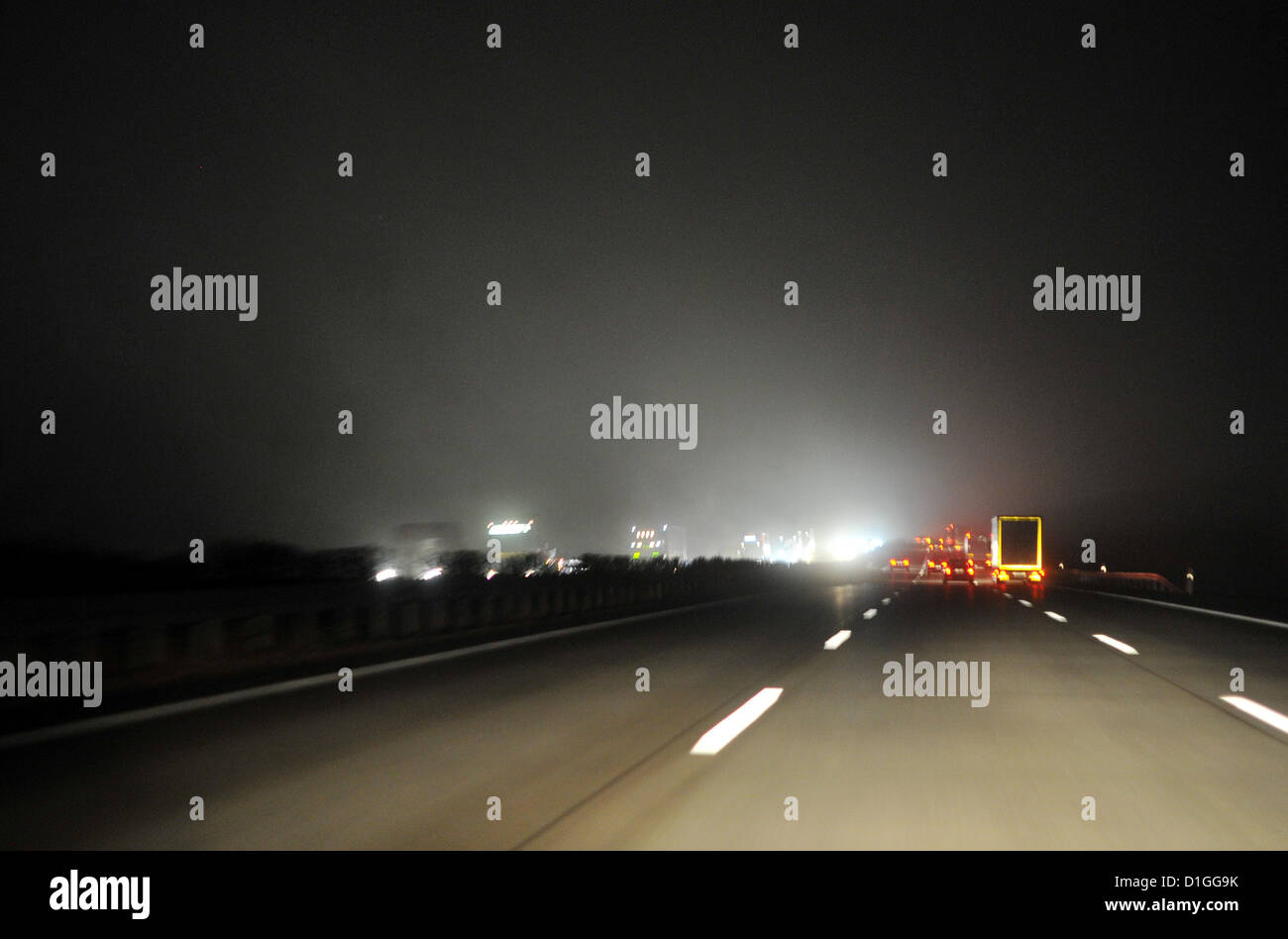 Cars are driving at night on the german Autobahn. Photo: Frank May ...
