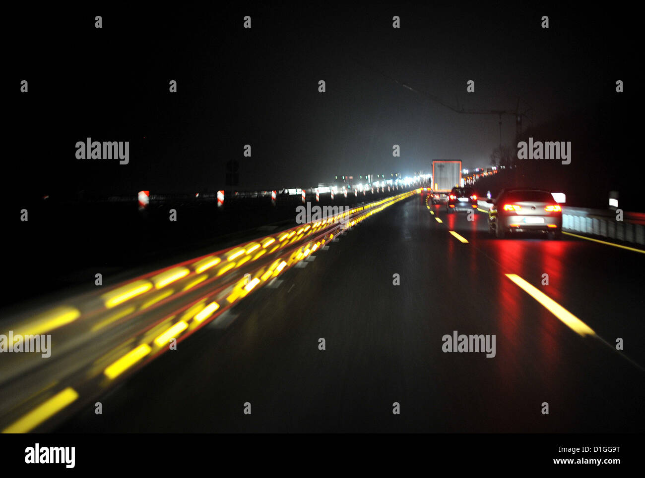 Cars are driving at night on the german Autobahn. Photo: Frank May ...
