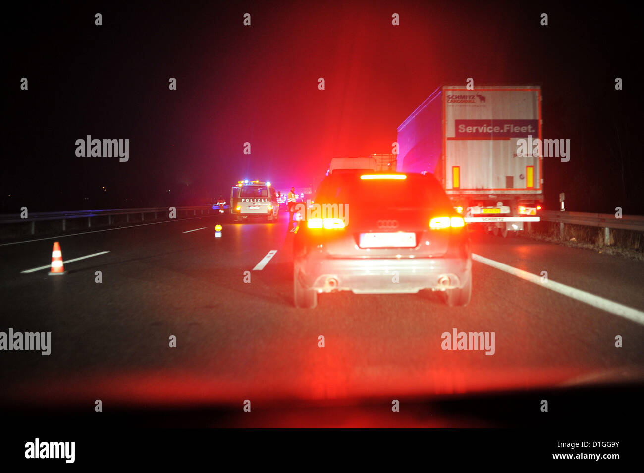 Cars are driving at night on the german Autobahn. Photo: Frank May ...