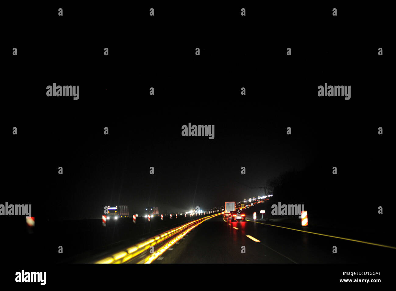 Cars are driving at night on the german Autobahn. Photo: Frank May ...