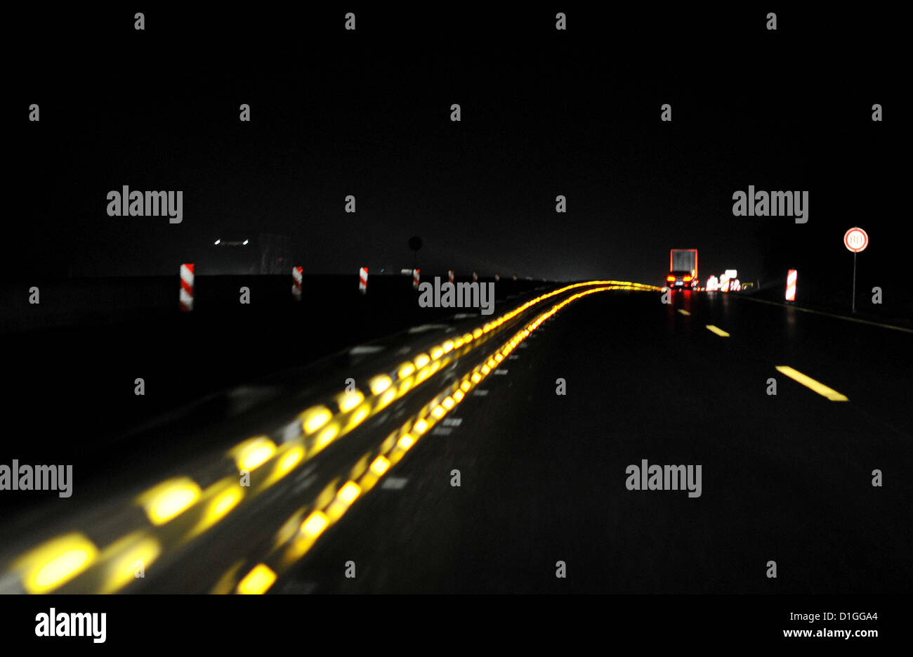 Cars are driving at night on the german Autobahn. Photo: Frank May ...