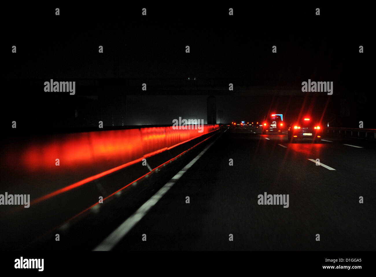 Cars are driving at night on the german Autobahn. Photo: Frank May ...