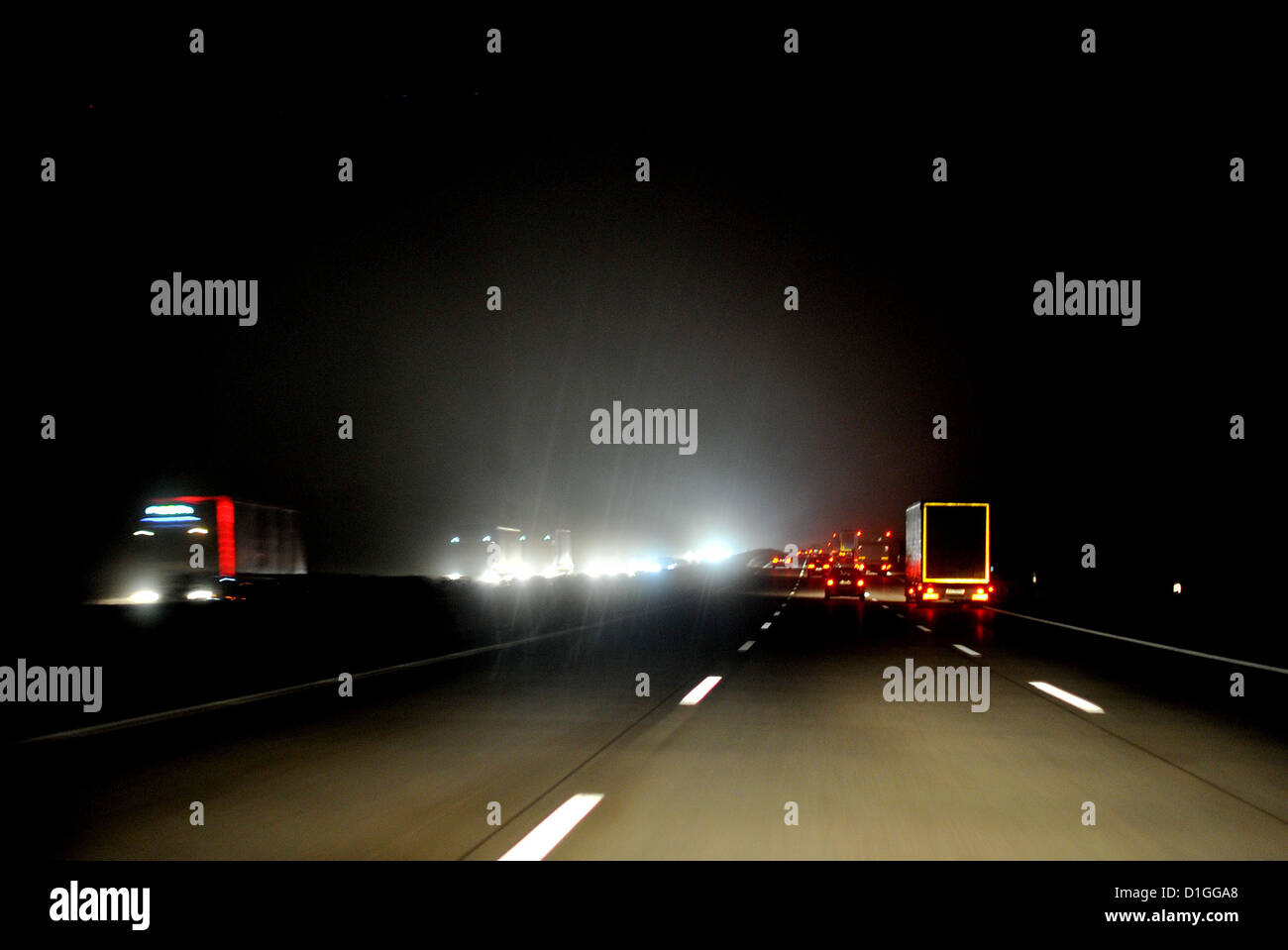 Cars are driving at night on the german Autobahn. Photo: Frank May ...