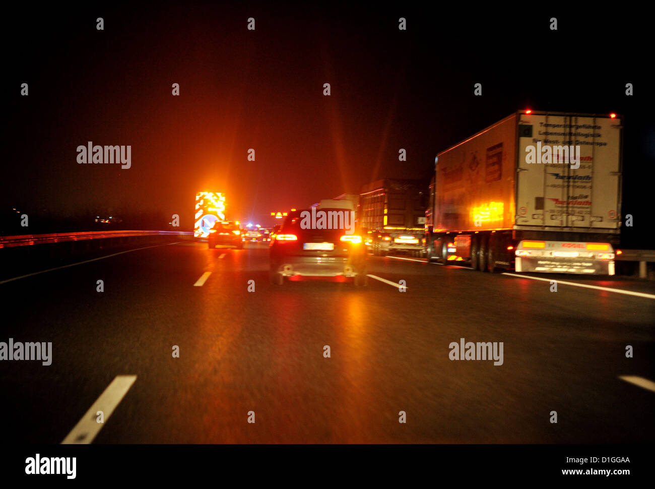 Cars are driving at night on the german Autobahn. Photo: Frank May ...