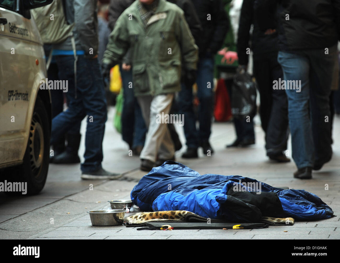 Photo of homeless people hi-res stock photography and images - Alamy