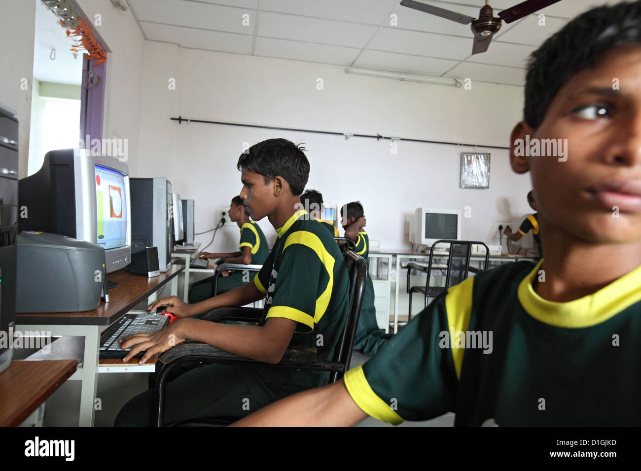 India teenager school pc hi-res stock photography and images - Alamy
