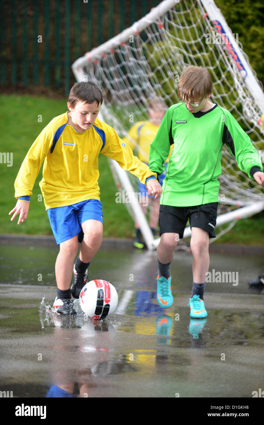 Primary school children playing netball hi-res stock photography and ...