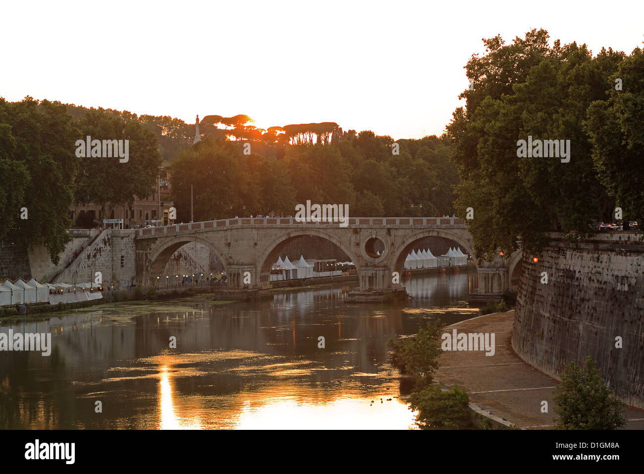 Sunset on the Tiber, the river of Rome, and it's bridges Stock Photo ...