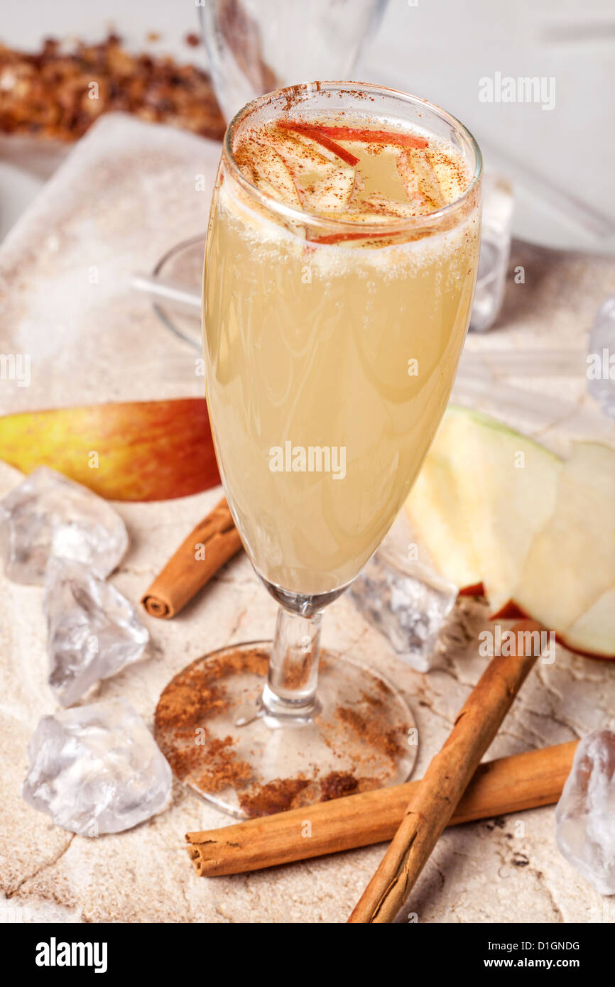 yellow drink, apple and cinnamon Stock Photo - Alamy