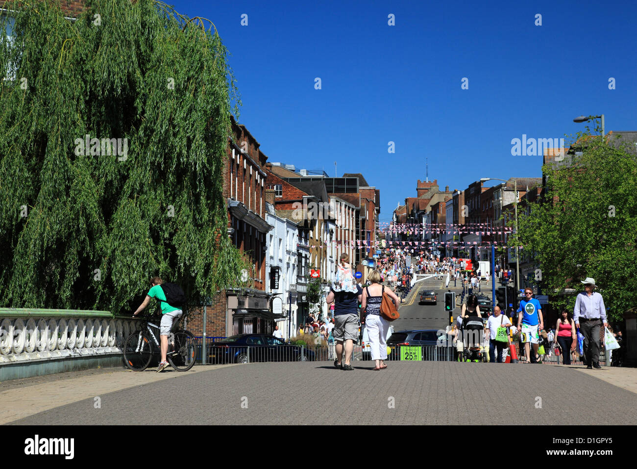 guildfrod High Street in summer, Surrey, England Stock Photo - Alamy
