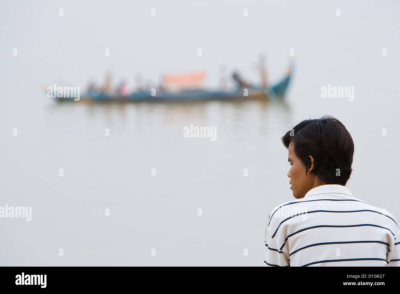 Man overlooking the Mekong river in Phnom Penh Stock Photo - Alamy