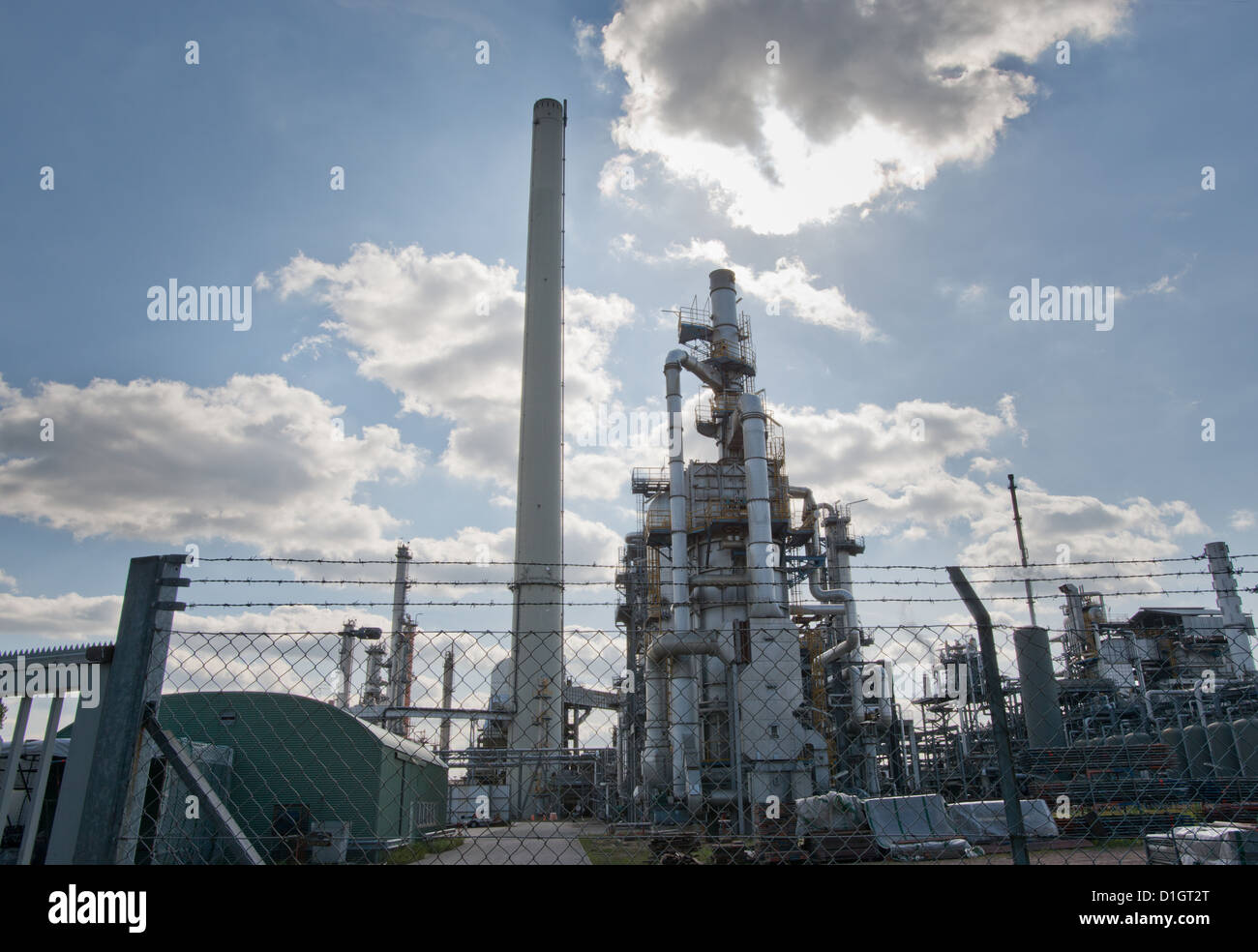 Shell refinery hamburg hi-res stock photography and images - Alamy