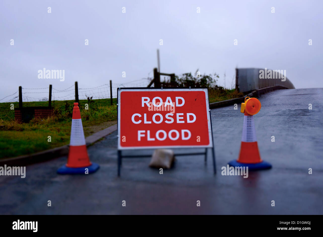 Road closed sign flood waters hi-res stock photography and images - Alamy