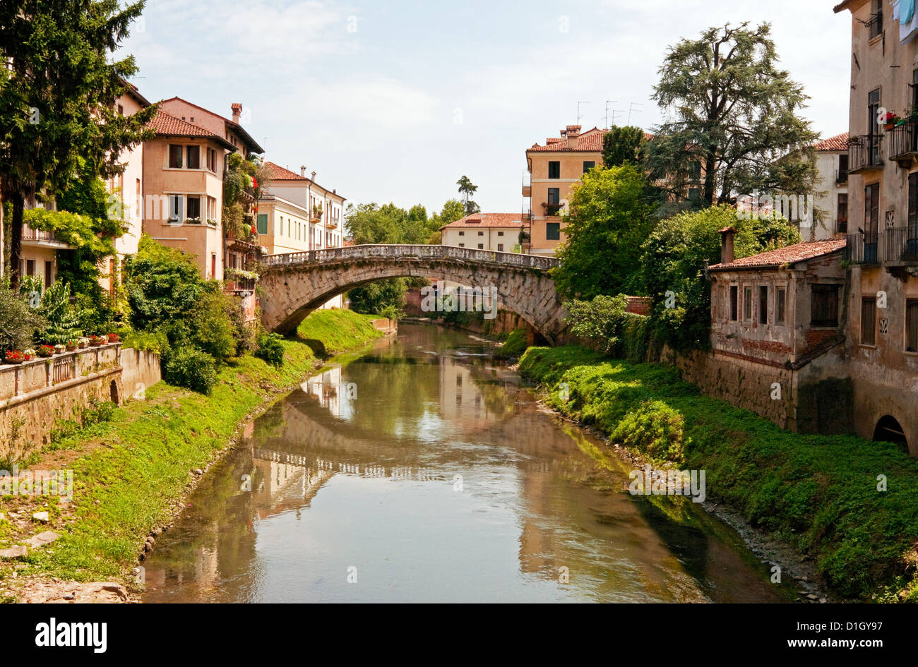 Water stream buildings hi-res stock photography and images - Alamy
