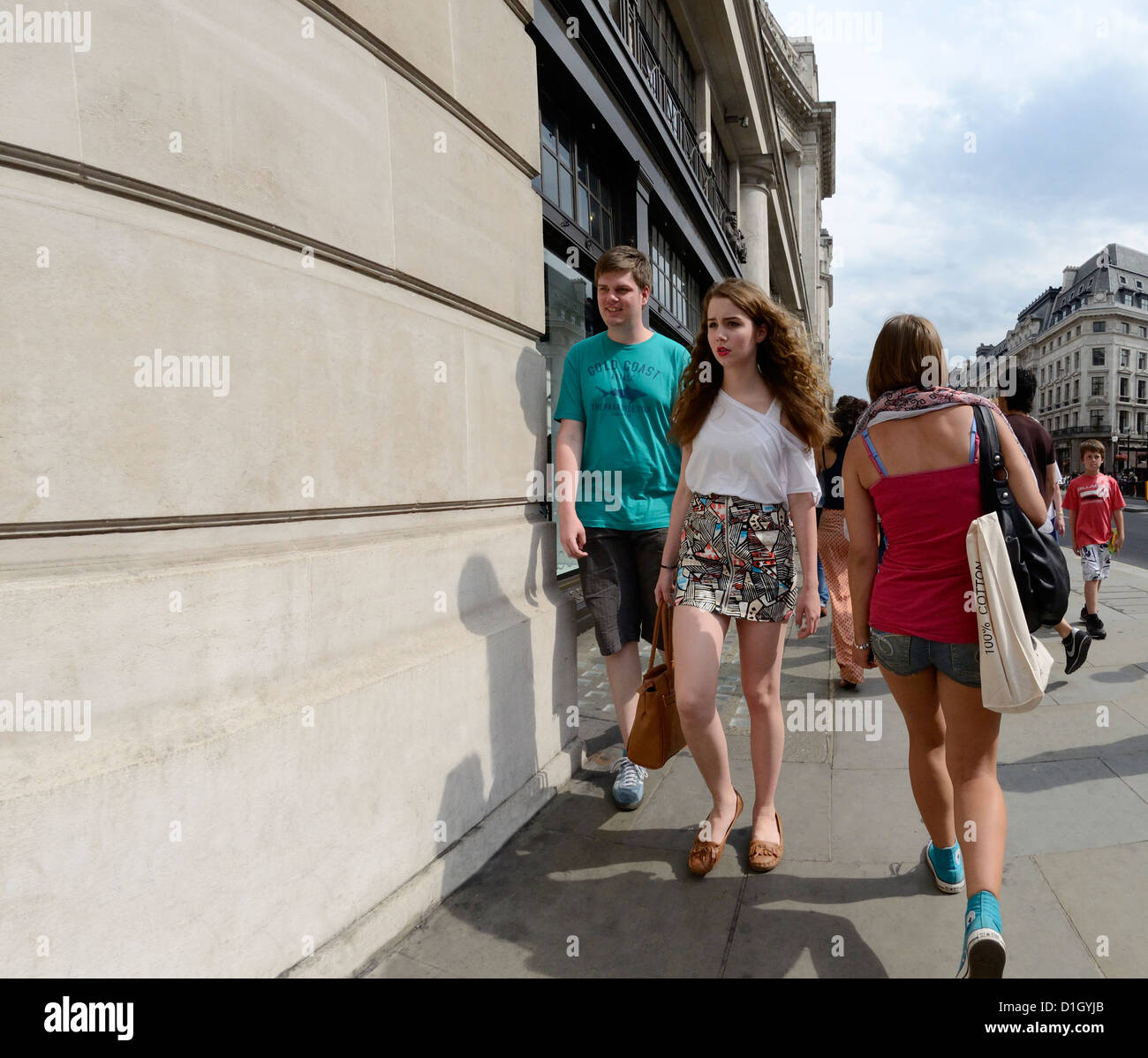 London street people hi-res stock photography and images - Alamy