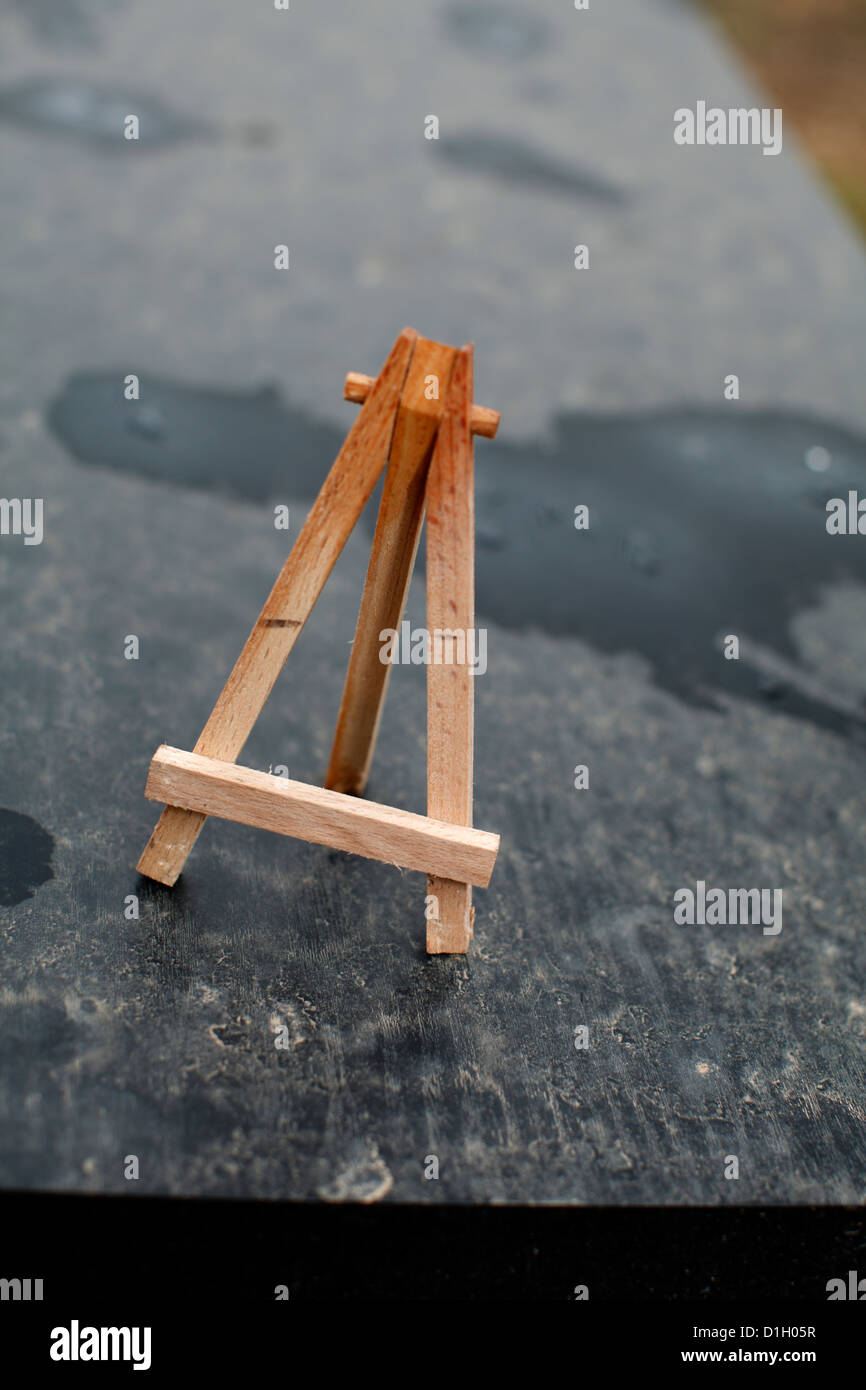 Easel small miniature hi-res stock photography and images - Alamy
