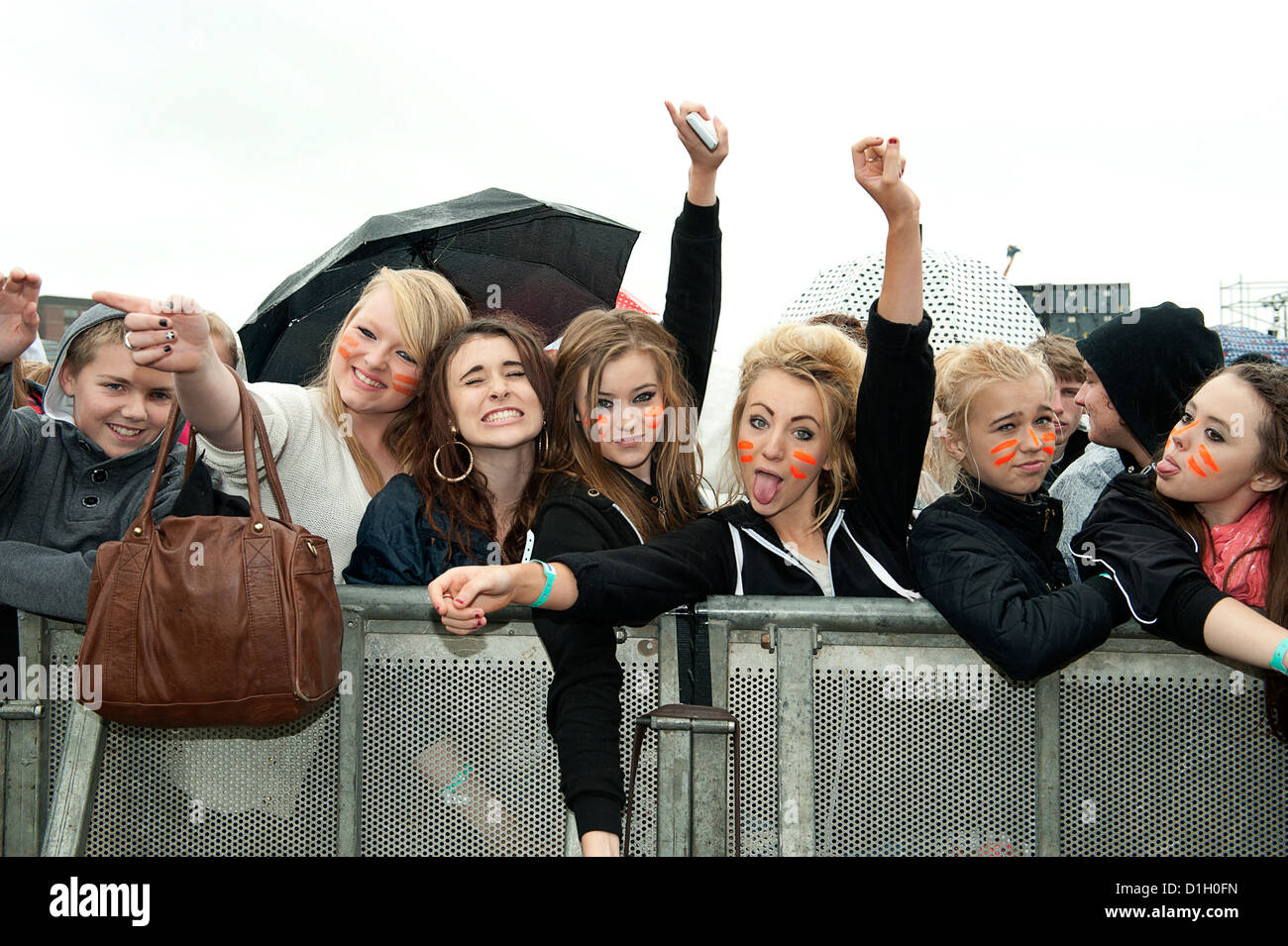 Crowds at a concert hi-res stock photography and images - Alamy