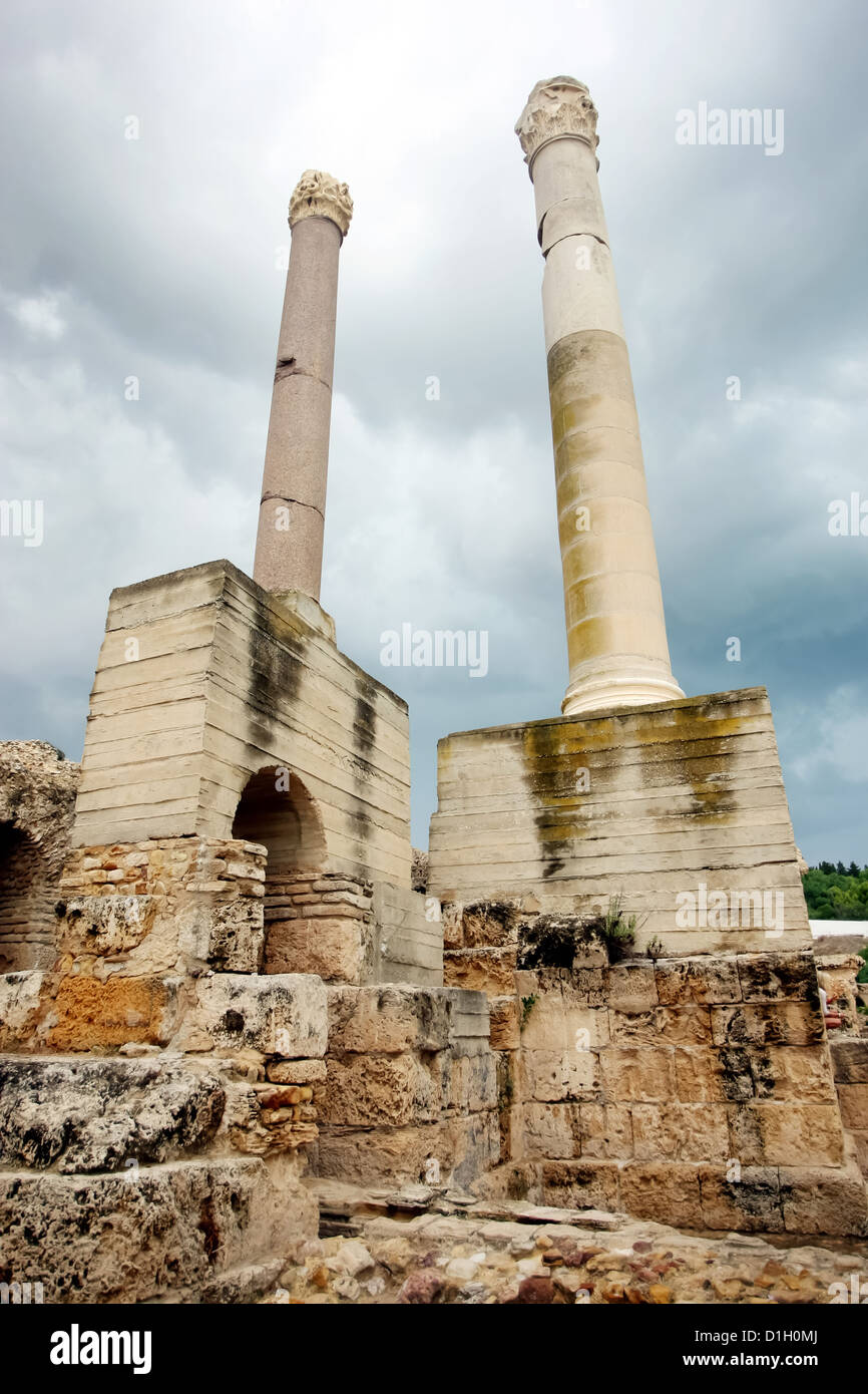 Cracked roman column ruins hi-res stock photography and images - Alamy
