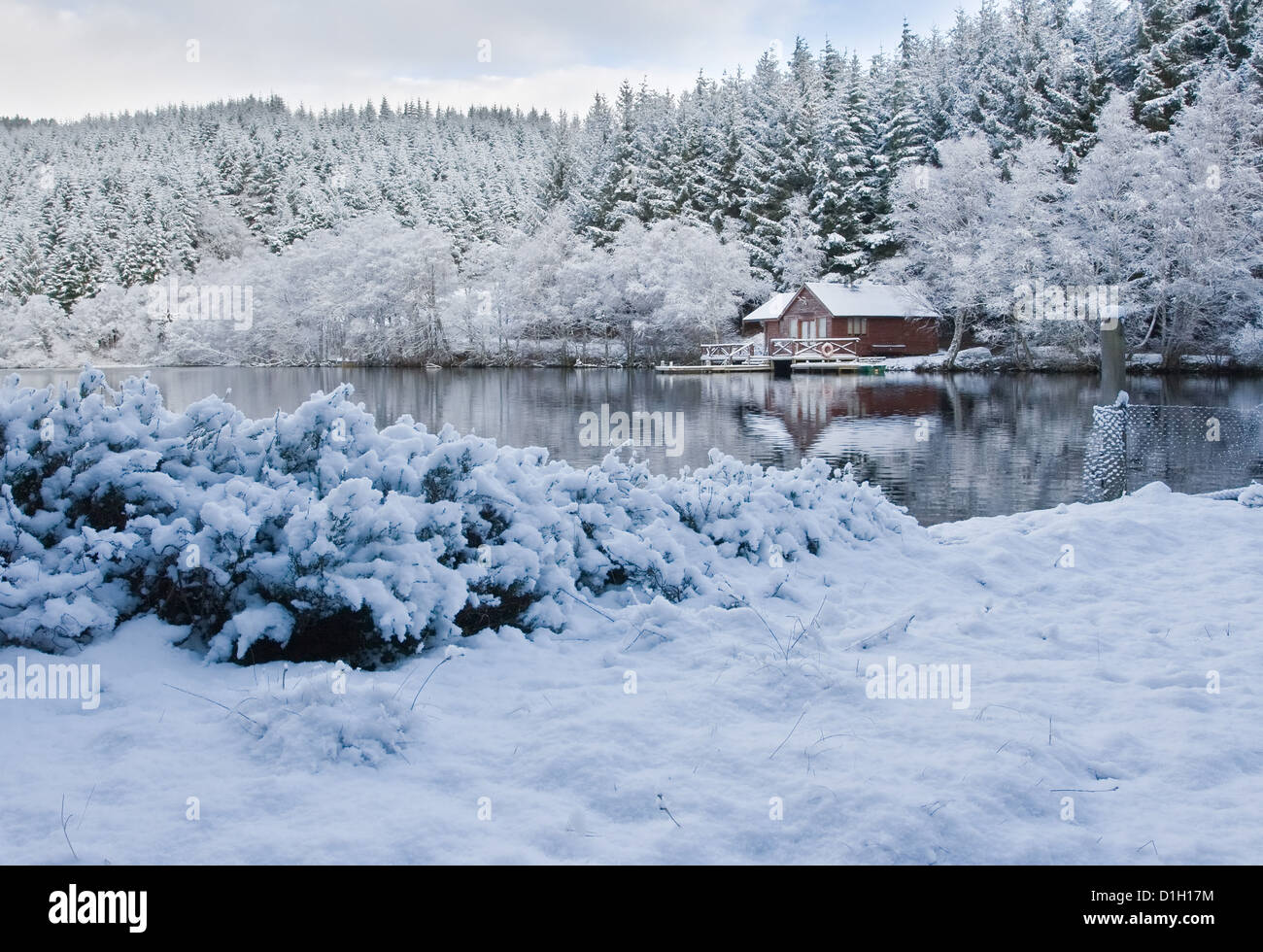 Log cabin in winter scene Stock Photo - Alamy