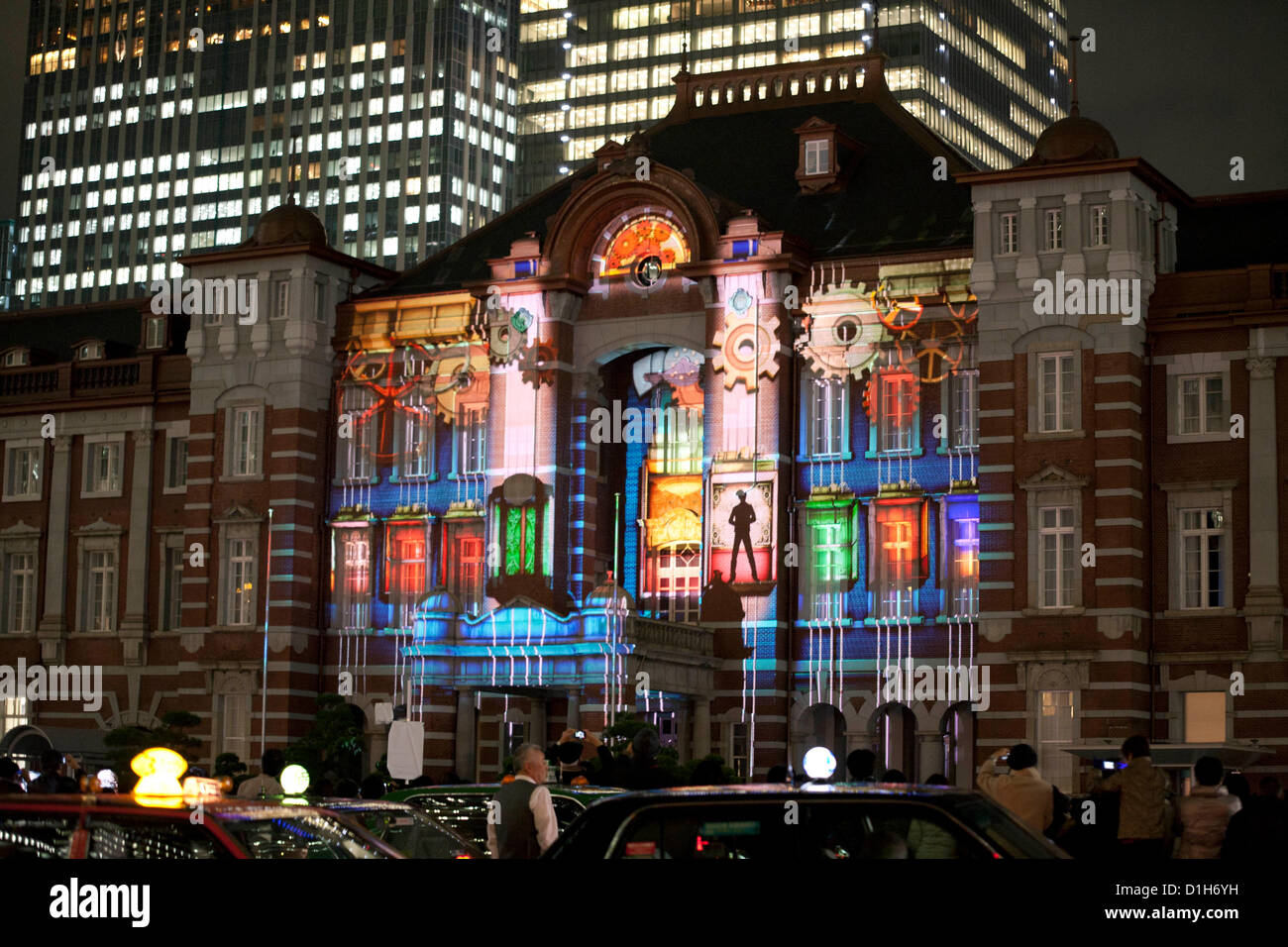 December 21, 2012, Tokyo, Japan - Visitors look at the projection ...