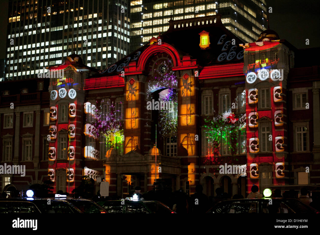 December 21, 2012, Tokyo, Japan - Visitors look at the projection ...