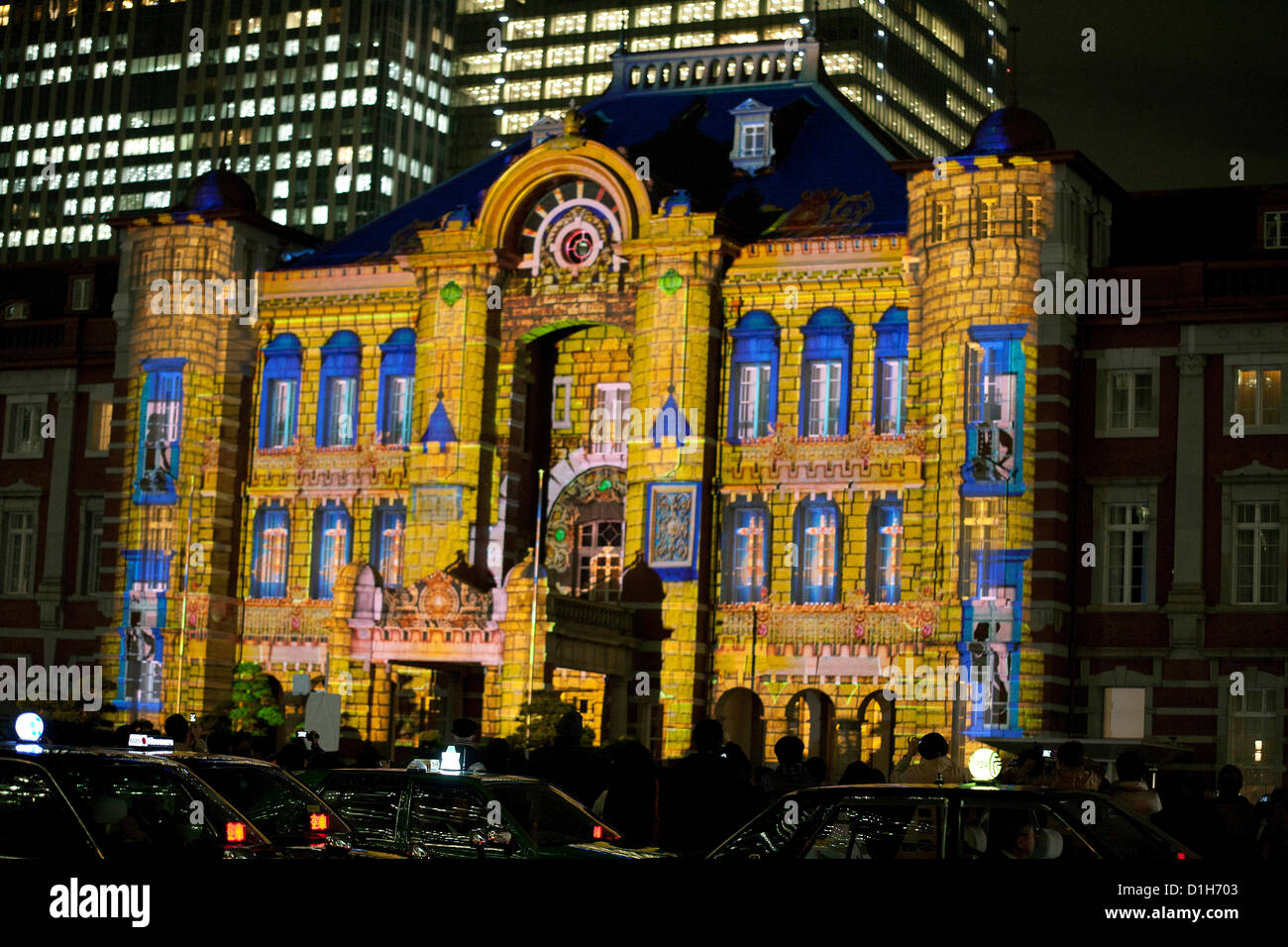 December 21, 2012, Tokyo, Japan - Visitors look at the projection ...