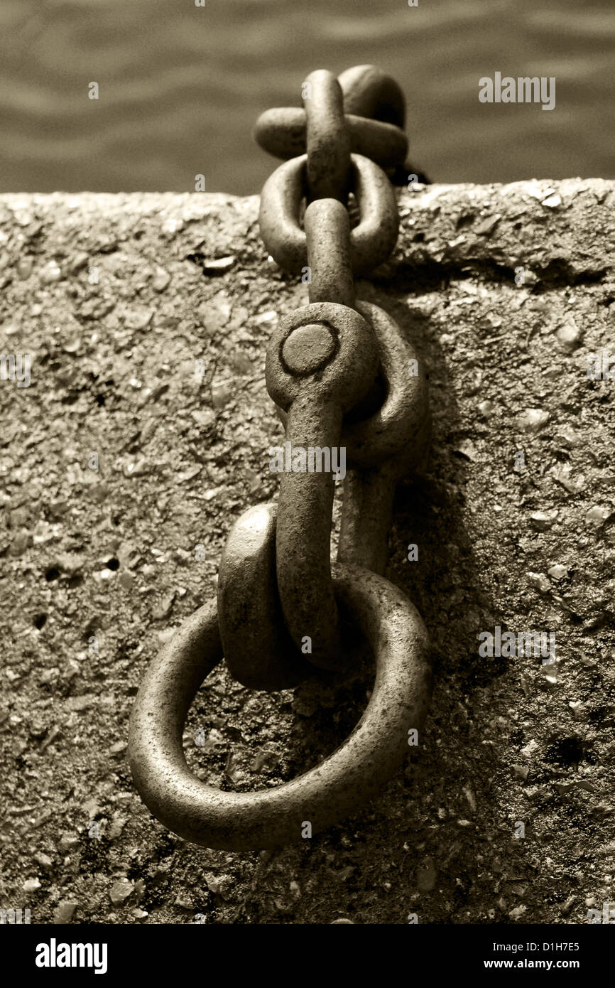 Shackle chain hi-res stock photography and images - Alamy
