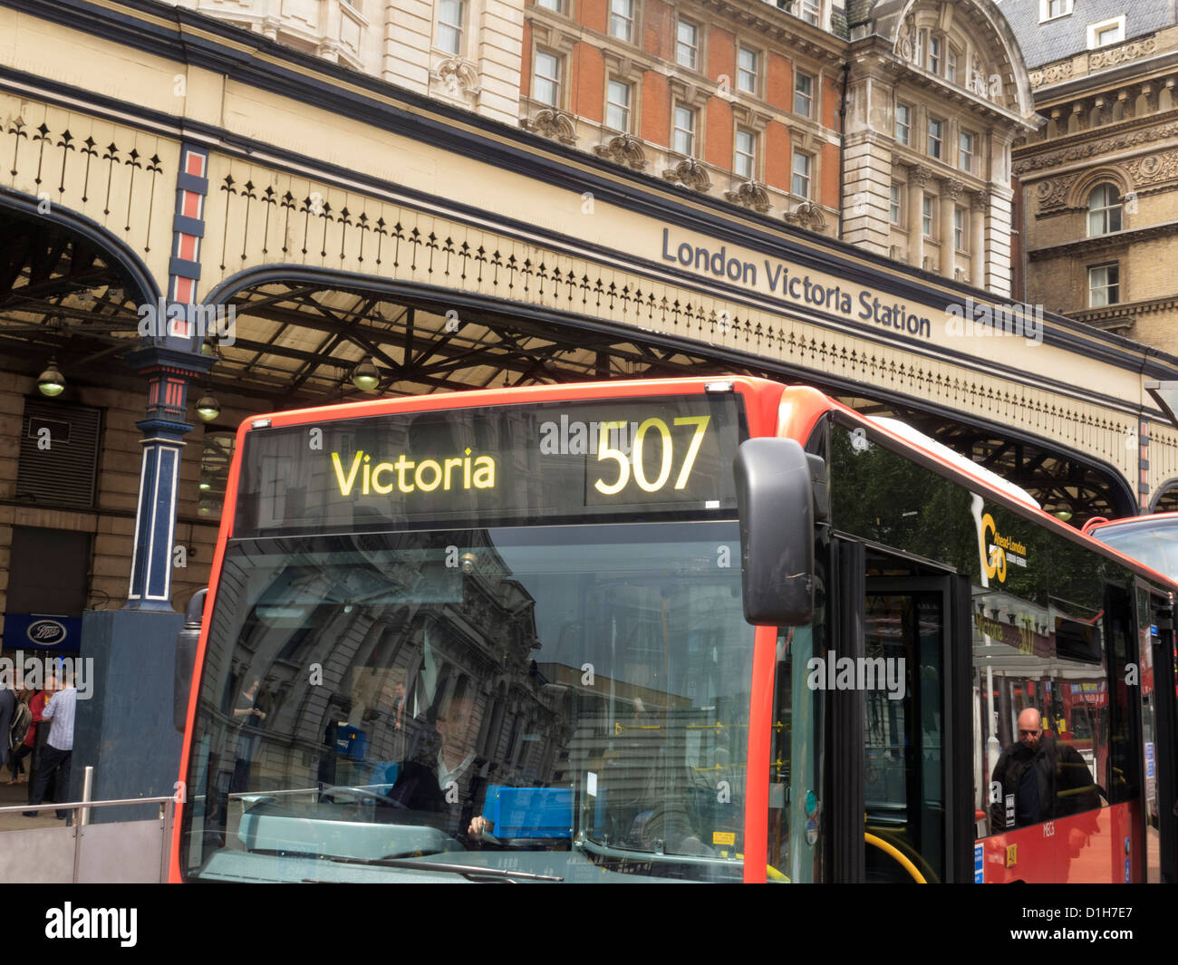 London victoria station hi-res stock photography and images - Alamy