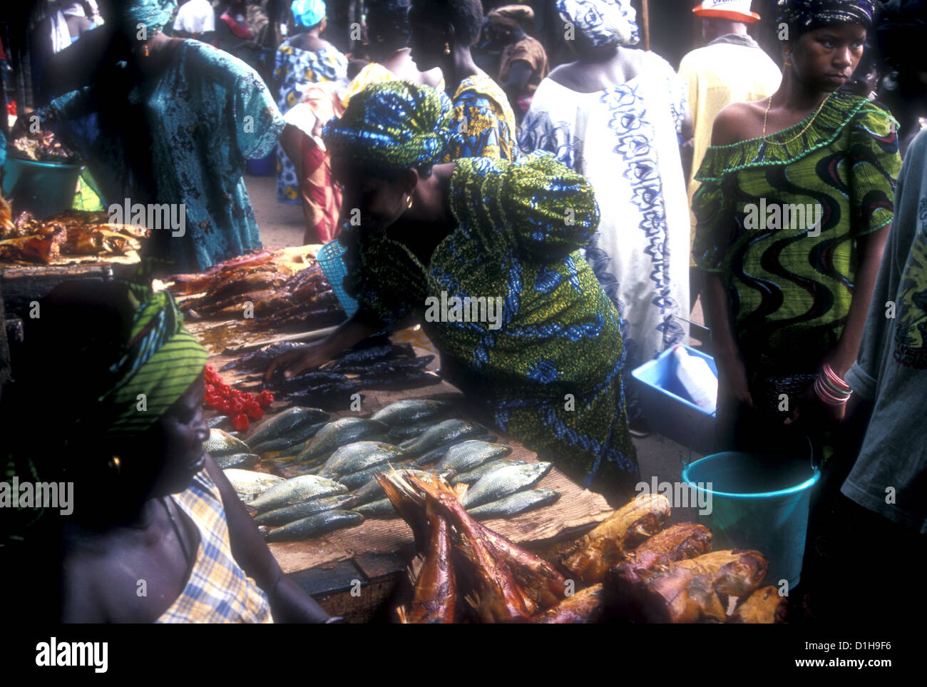 Fish market West Africa with women traders and shoppers Stock Photo - Alamy