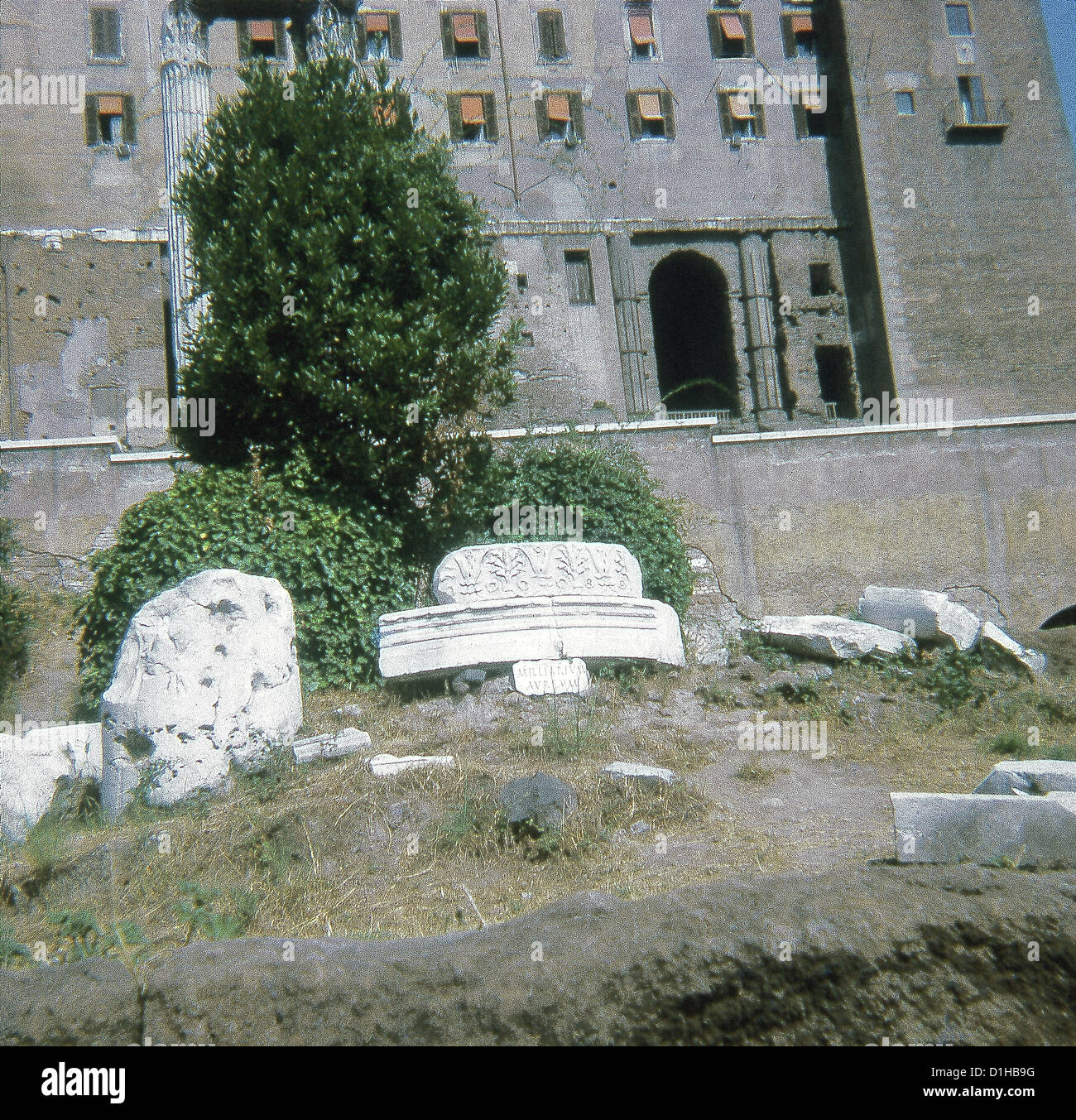 Golden milestone rome hi-res stock photography and images - Alamy