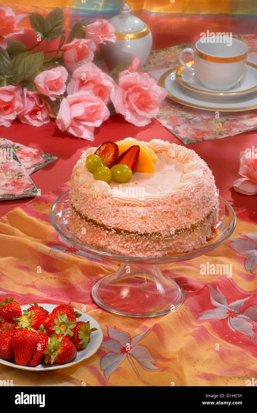 Round layer cake hi-res stock photography and images - Alamy