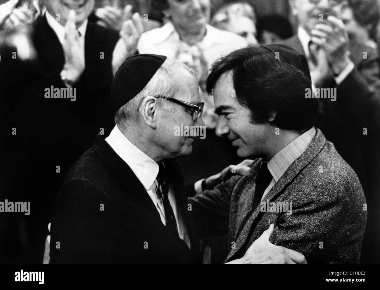 THE JAZZ SINGER (1980) LAURENCE OLIVIER; NEIL DIAMOND; RICHARD ...