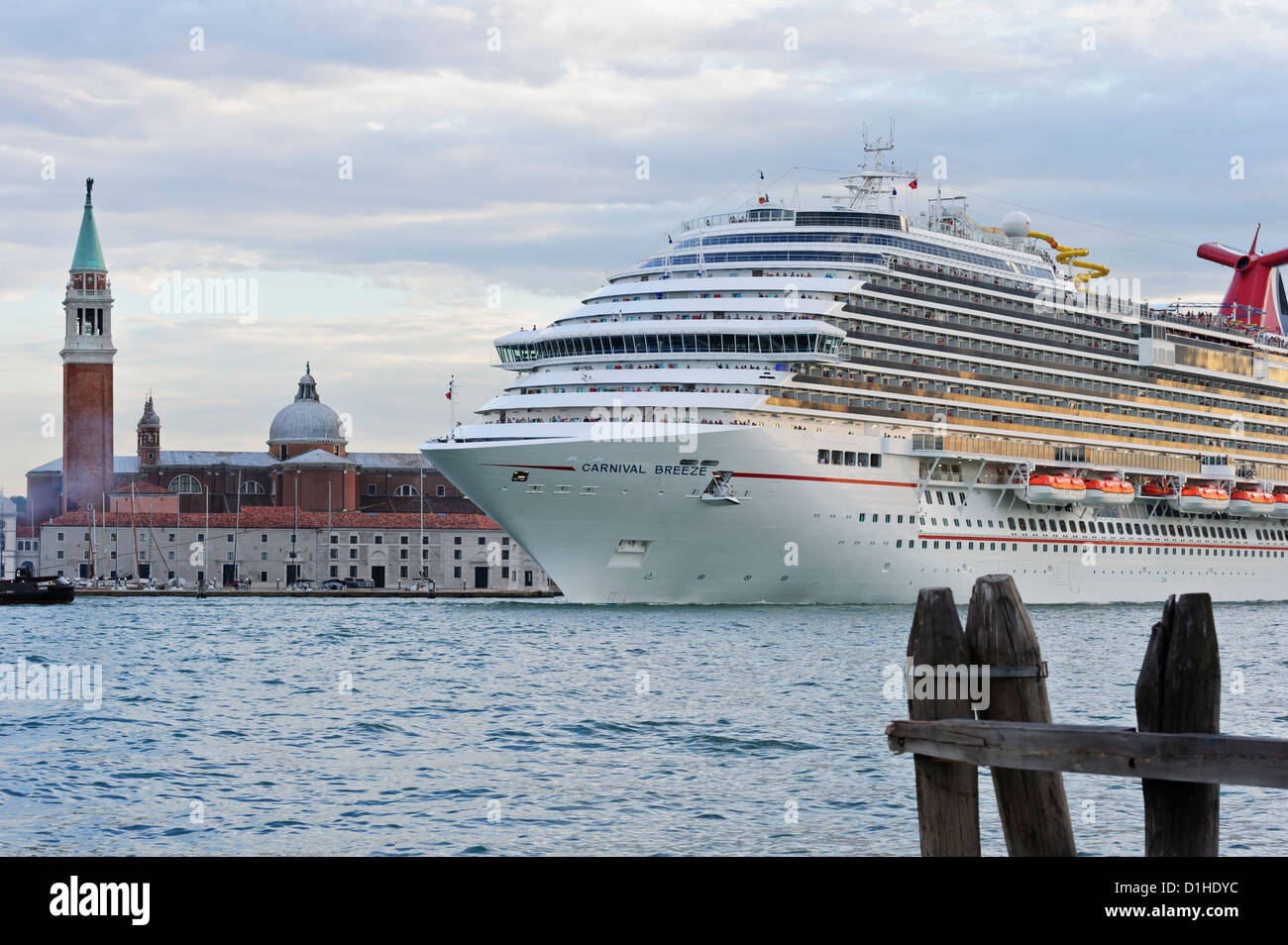 Cruise ship sailing along the Grand Canal, Venice, Italy Stock Photo ...