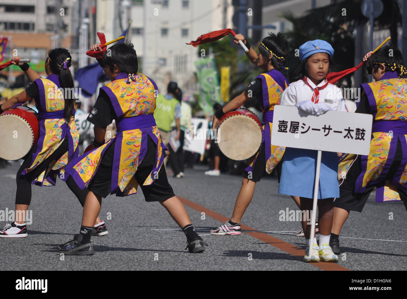 Naha, Okinawa, Japan, traditional Taiko drums show along Kokusai-dori ...