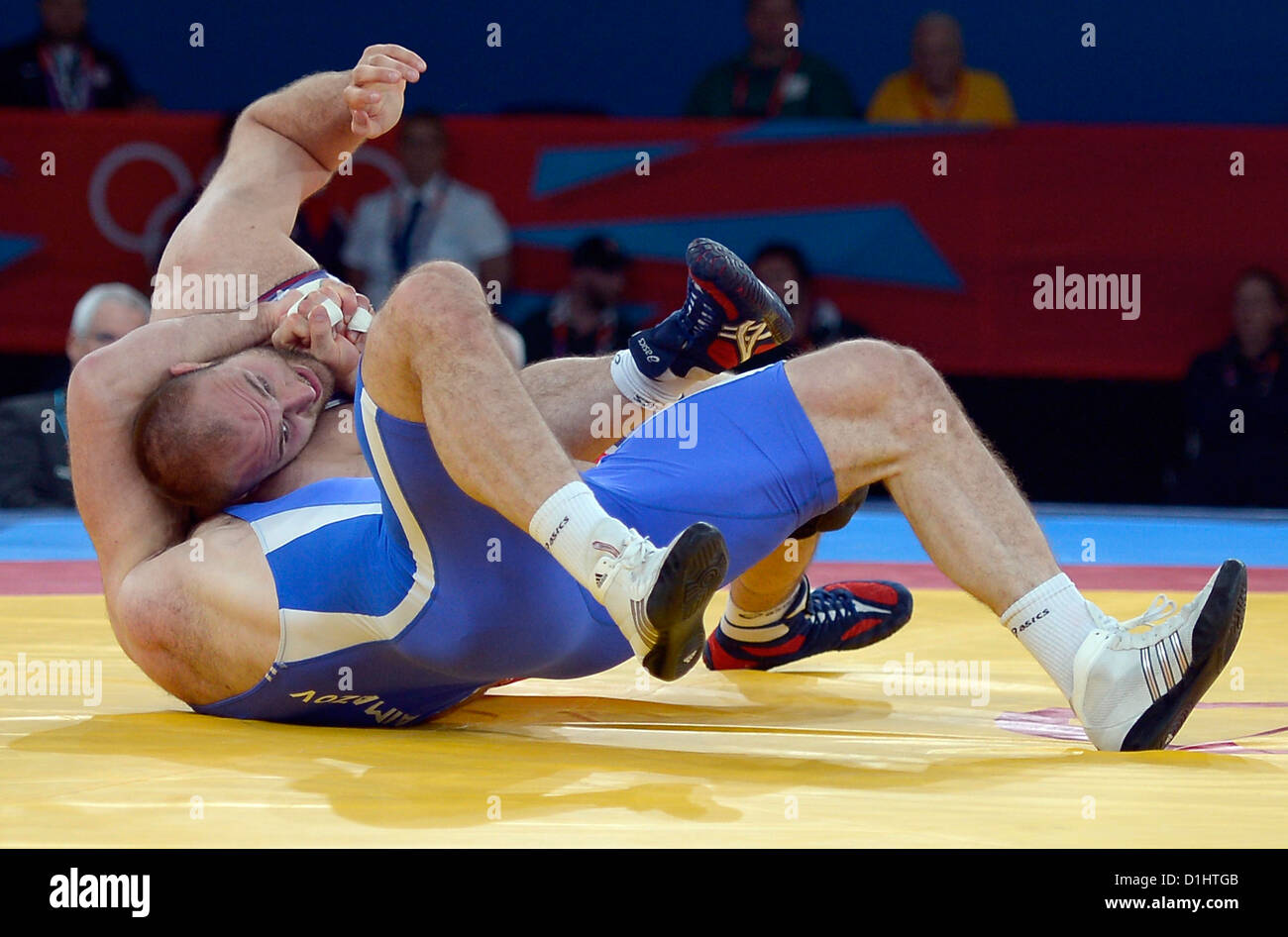 Tervel Ivaylov Dlagnev (USA, United States of America, red) and Artur ...