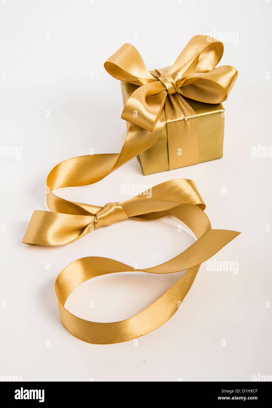Gold gift wrap ribbon hi-res stock photography and images - Alamy